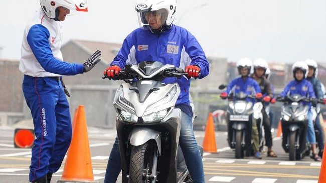 Honda Community - Begini Cara Mengerem Sepeda Motor Pada Kecepatan Tinggi